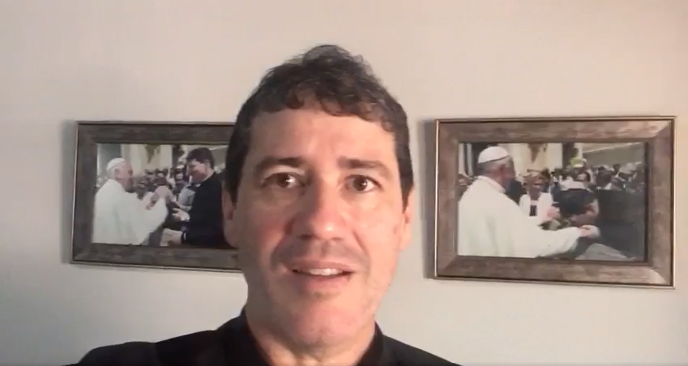 Roberto Paulino apresenta ao Padre André, Reitor do Memorial de Frei ...